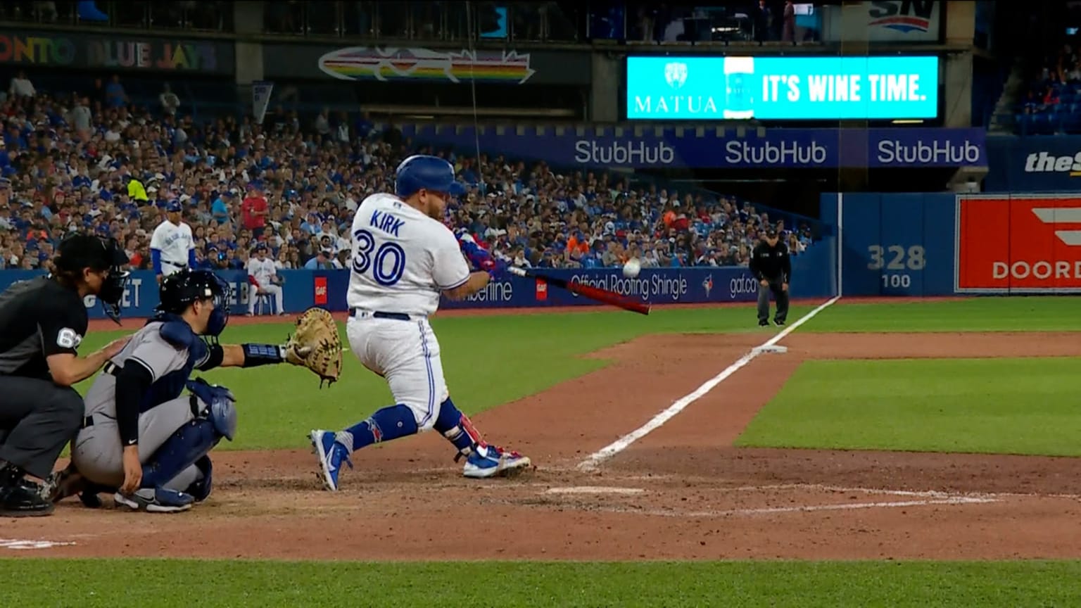 Alejandro Kirk launches a solo home run to left field | 06/17/2022 ...