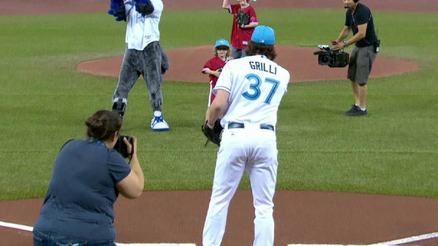 CWS@TOR: Grilli's sons throw Father's Day first pitch | 06/18/2017 ...