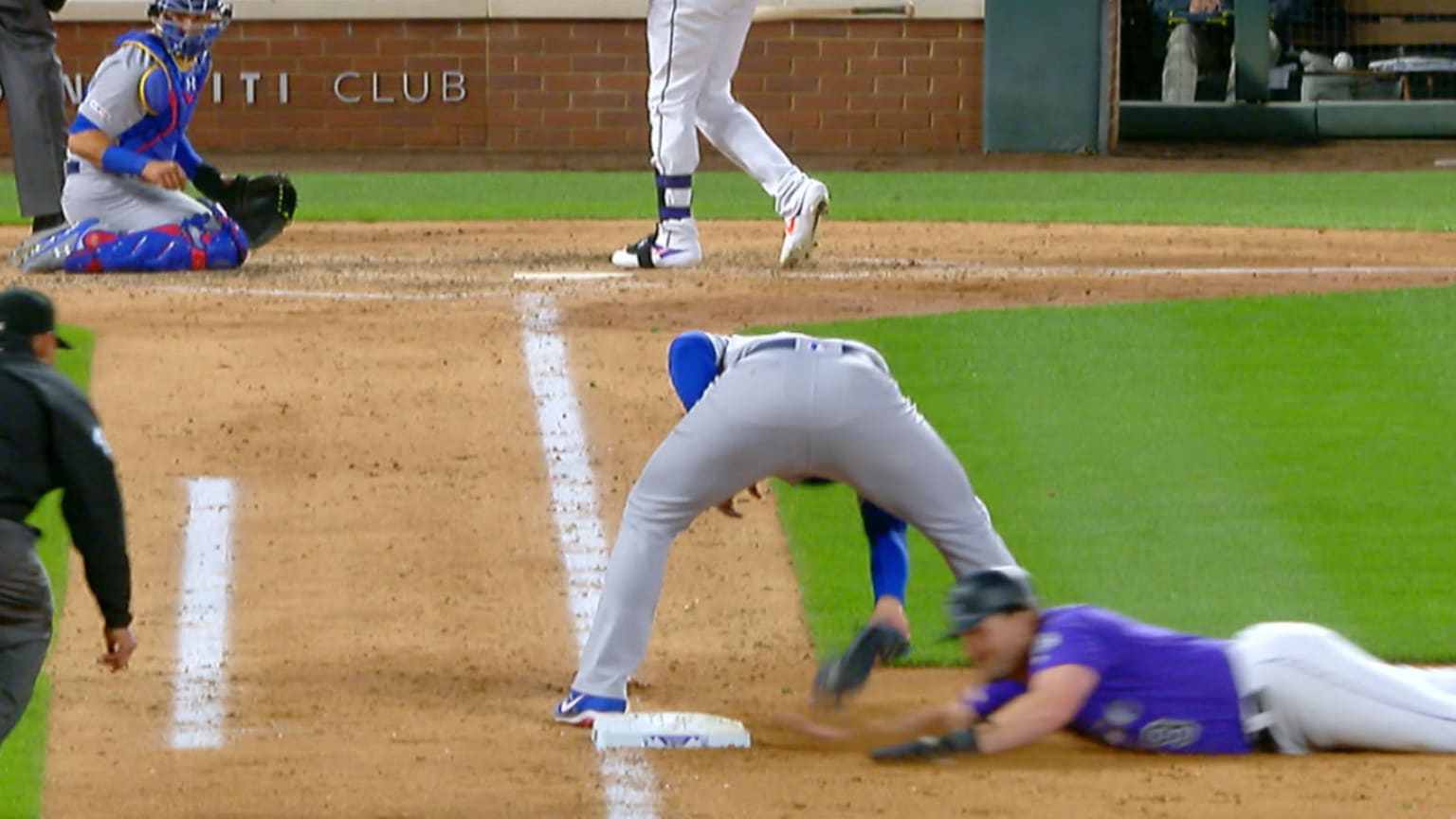 CHC@COL: Rizzo tries between-the-legs tag at 1st base | 06/11/2019 ...