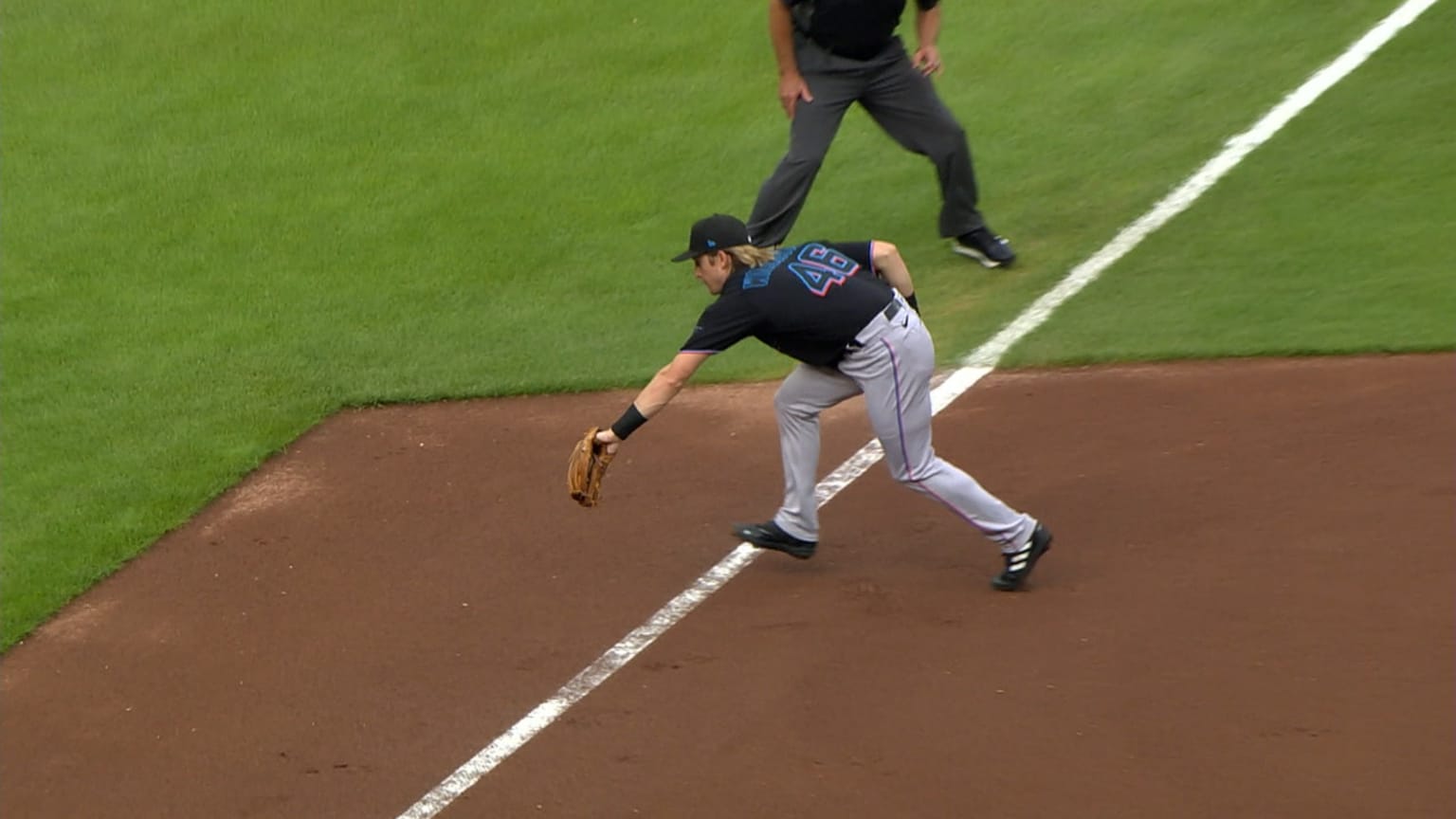 Luke Williams shows off his arm at third base | 07/26/2022 | Miami Marlins