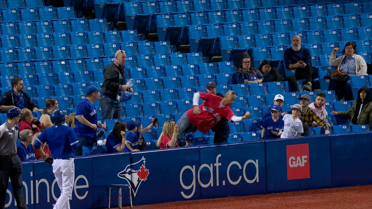 CWS@TOR: Fan dives for foul ball, falls onto field | 05/11/2019 ...