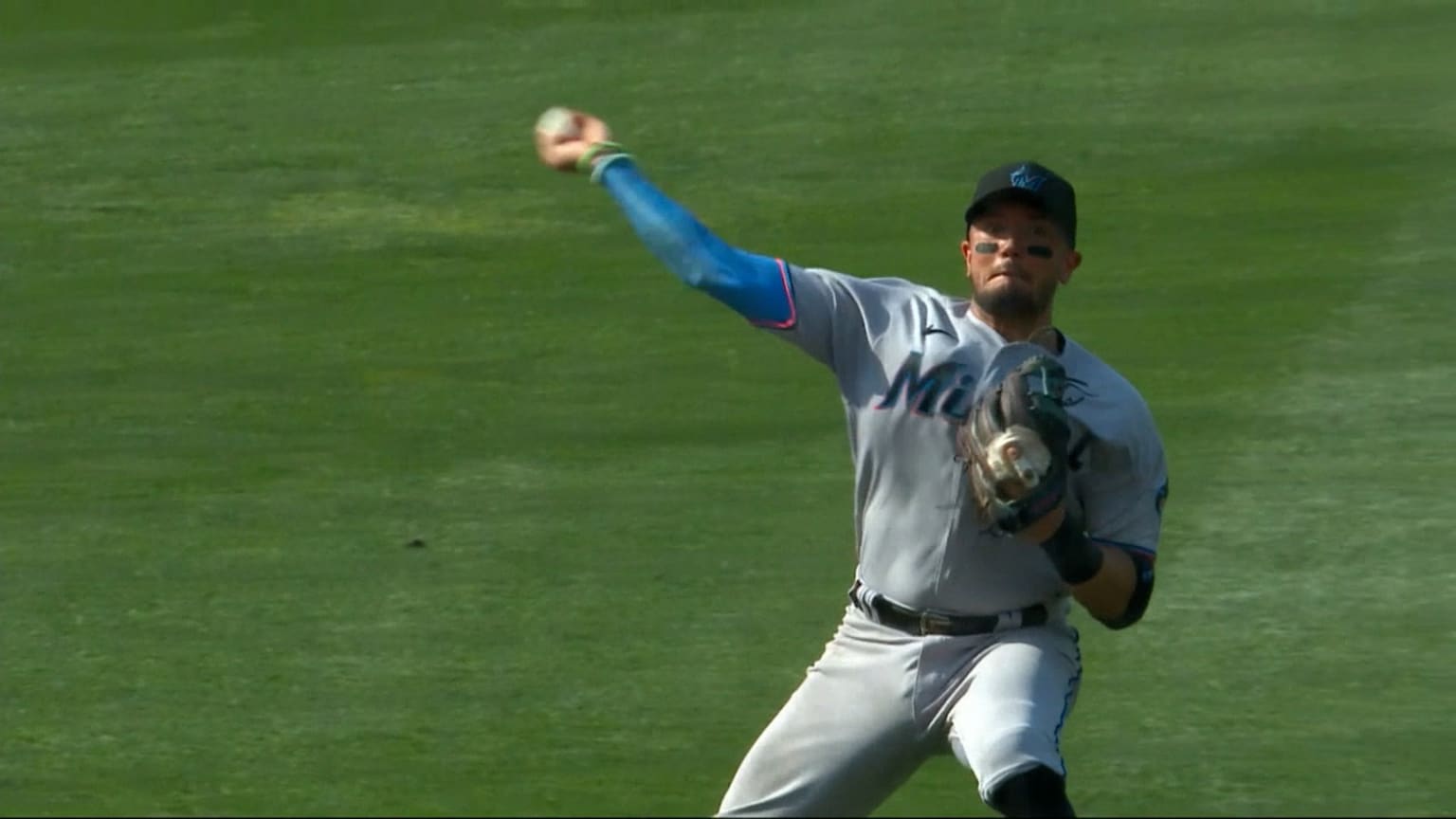 Rojas' great play behind second base bag to rob a hit | 07/16/2021 ...