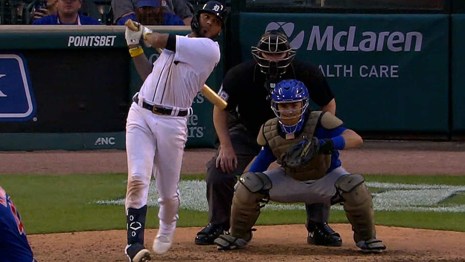 Castro brings in Jones on a single in 10th to win it | 05/15/2021 | MLB.com