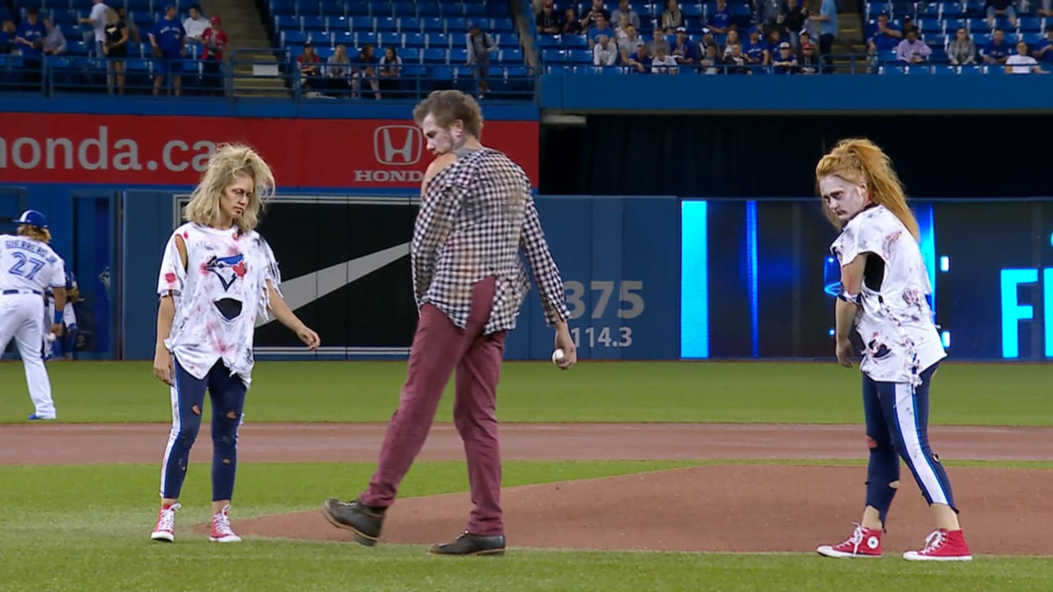 NYY@TOR: Zombies arrive in Toronto, toss first pitch | 09/13/2019 ...