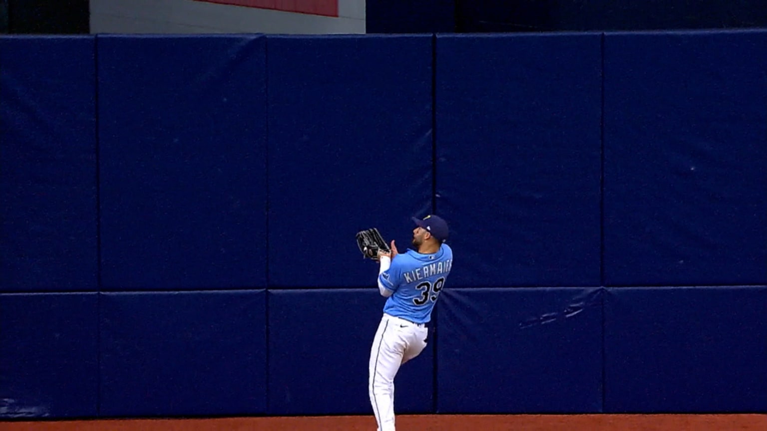 Kevin Kiermaier makes an over the shoulder catch | 04/24/2022 | Tampa ...