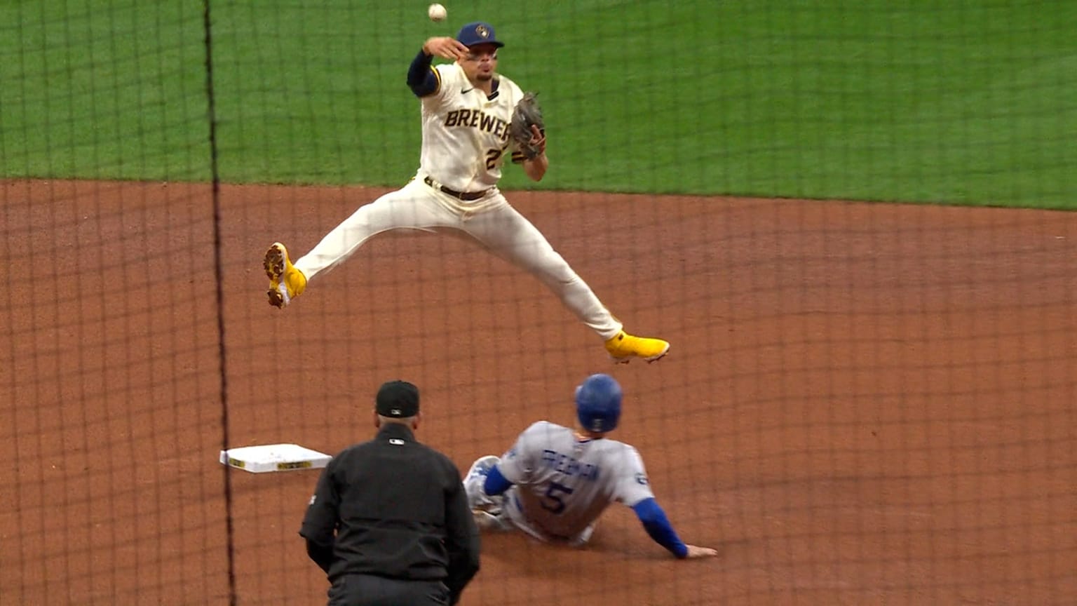 Daily Dash: Bichette's barehand play, McMahon dives | 08/18/2022 | MLB.com