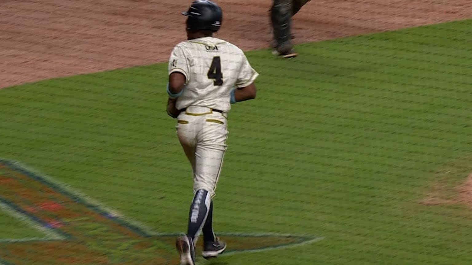 Ryan Hunter scores on a wild pitch in the 6th inning | 08/01/2022 | MLB.com