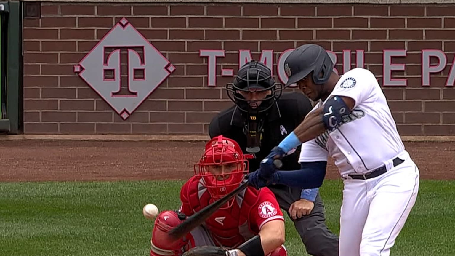 Justin Upton collects his first hit with the Mariners | 06/19/2022 ...