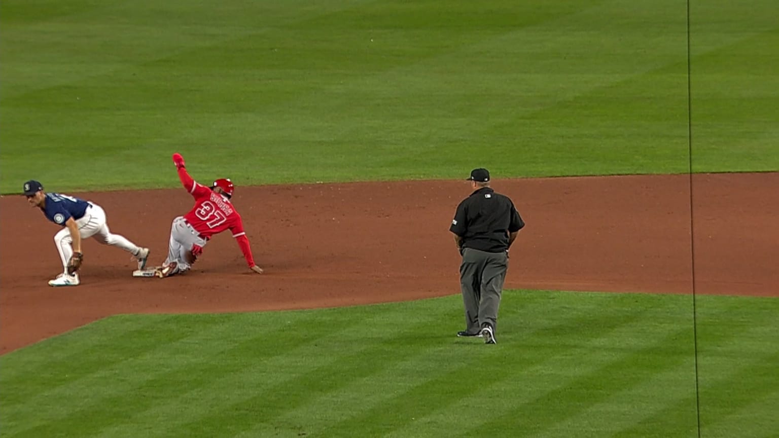 Angels win challenge at second base in top of the 9th | 08/06/2022 ...