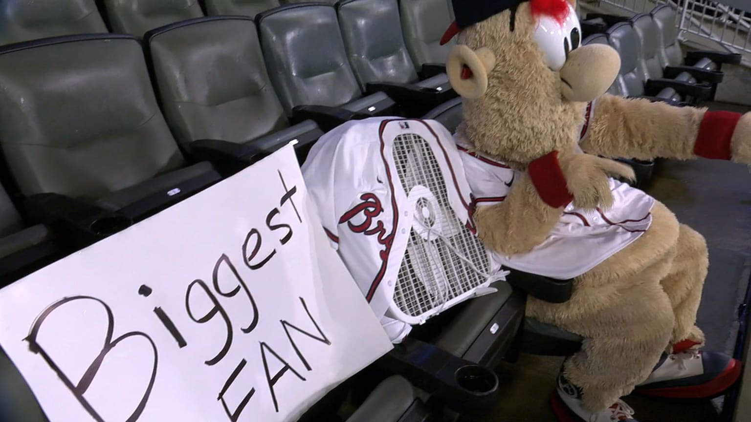 Blooper hangs out with "fan" in Atlanta | 07/21/2020 | MLB.com