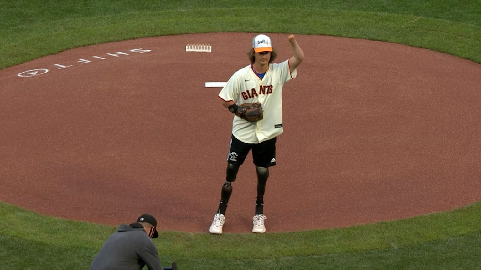 Landis Sims lanza la primera bola en el Oracle Parkn | 28/07/2022 | Los ...