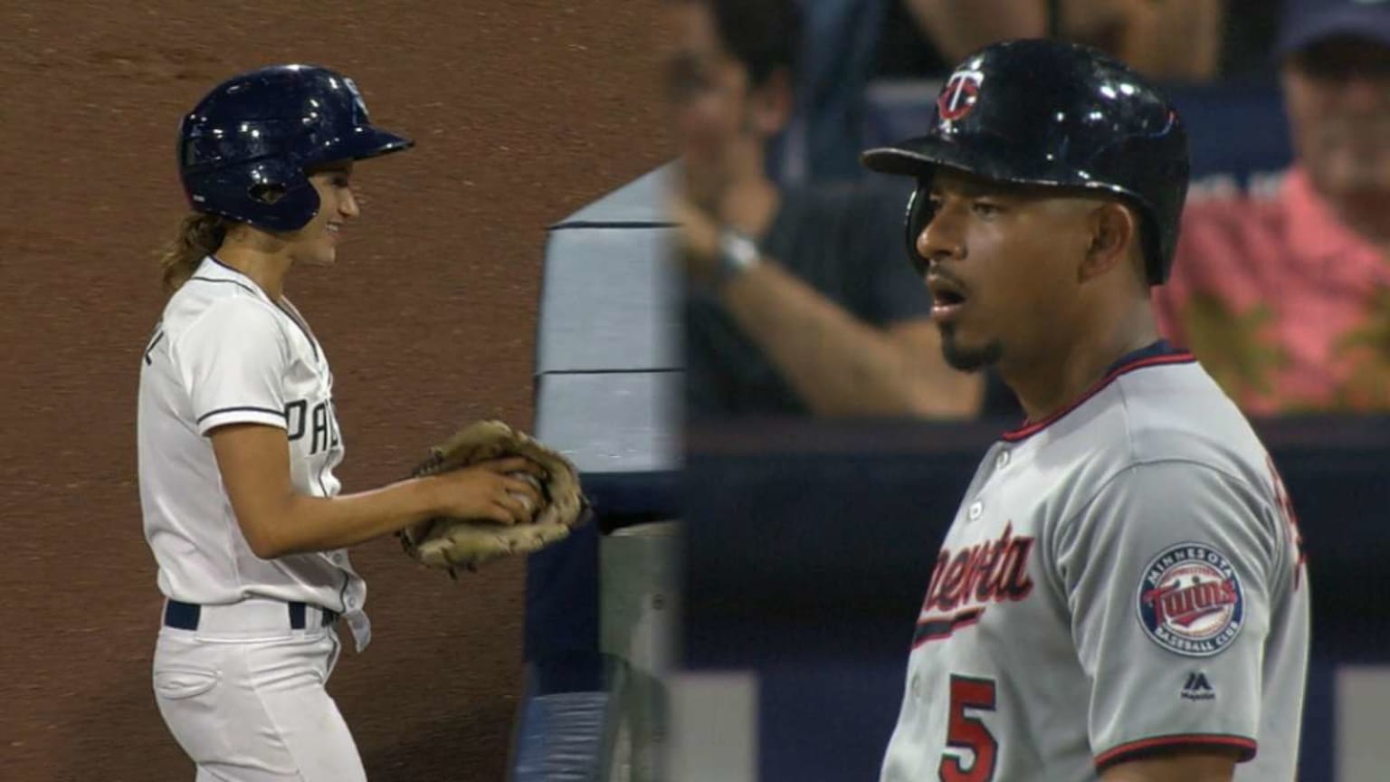 MIN@SD: Ball girl makes great grab, impresses Escobar | 08/01/2017 ...