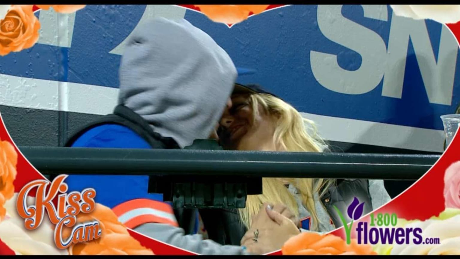 Mets fans pucker up for Kiss Cam | 05/03/2016 | MLB.com