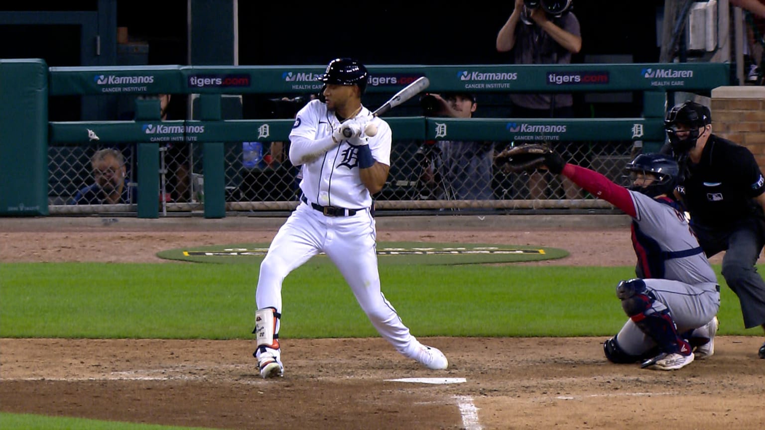 Victor Reyes is hit by a pitch after overturned call | 08/10/2022 ...
