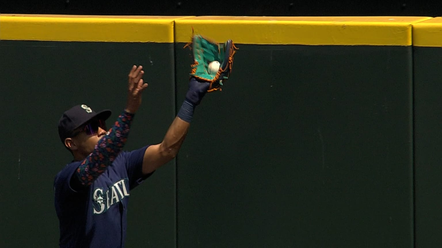 Julio Rodríguez makes a nifty catch at the wall | 07/27/2022 | Seattle ...