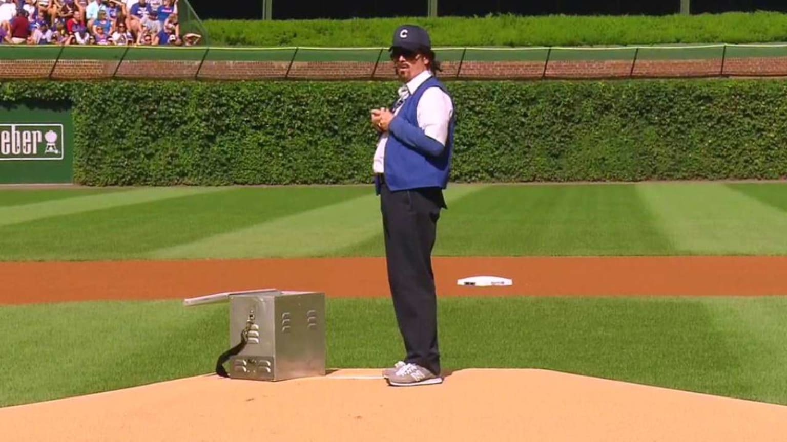 MIL@CHC: Colbert throws out first pitch in disguise | 09/17/2016 ...