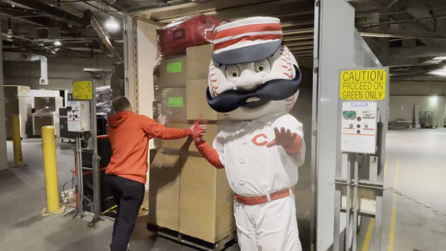 Reds pack truck and head off to Arizona for spring | 02/08/2021 | Athletics