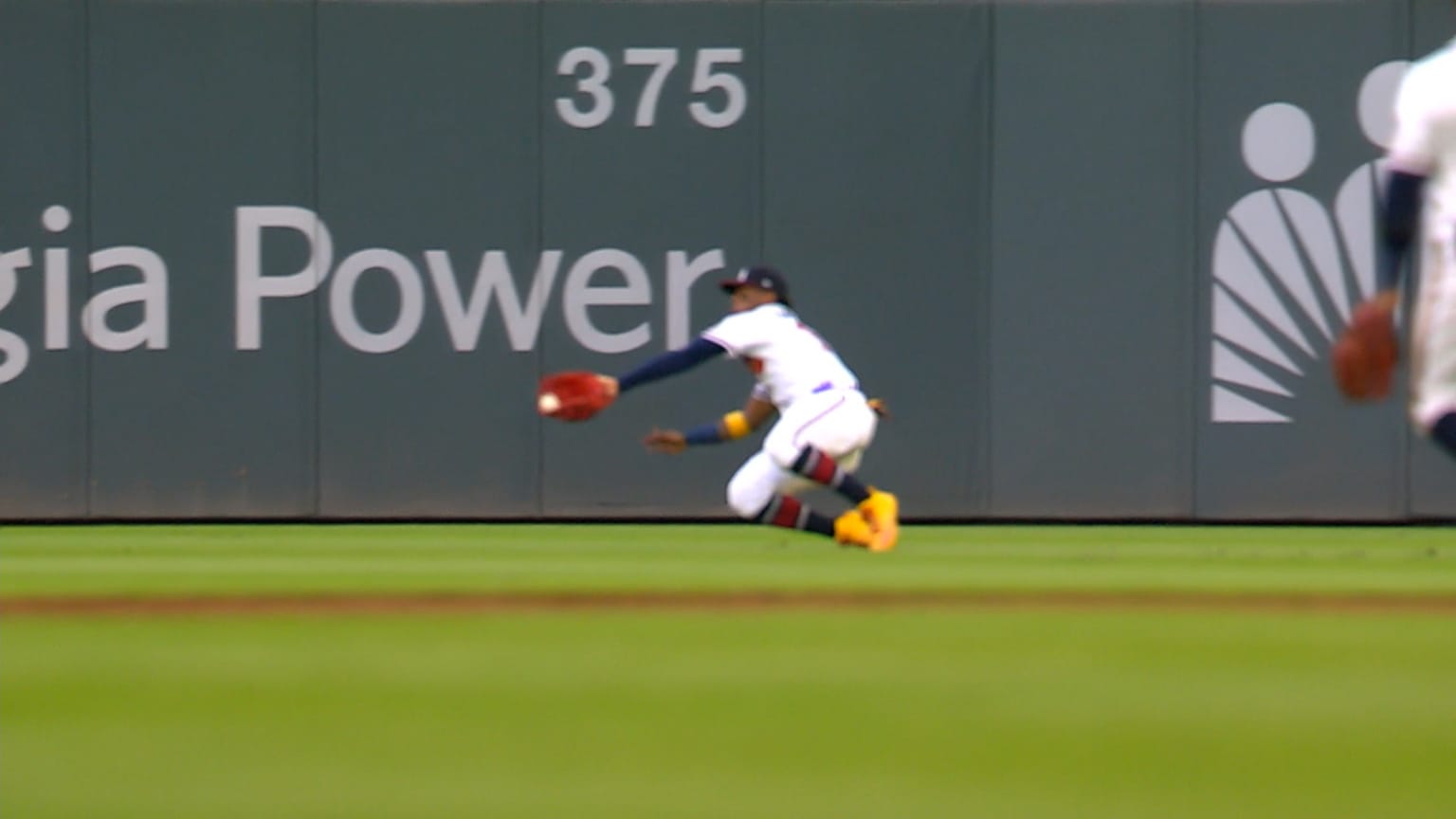 Ronald Acuña Jr. makes a nice sliding grab in right | 06/30/2021 | MLB.com