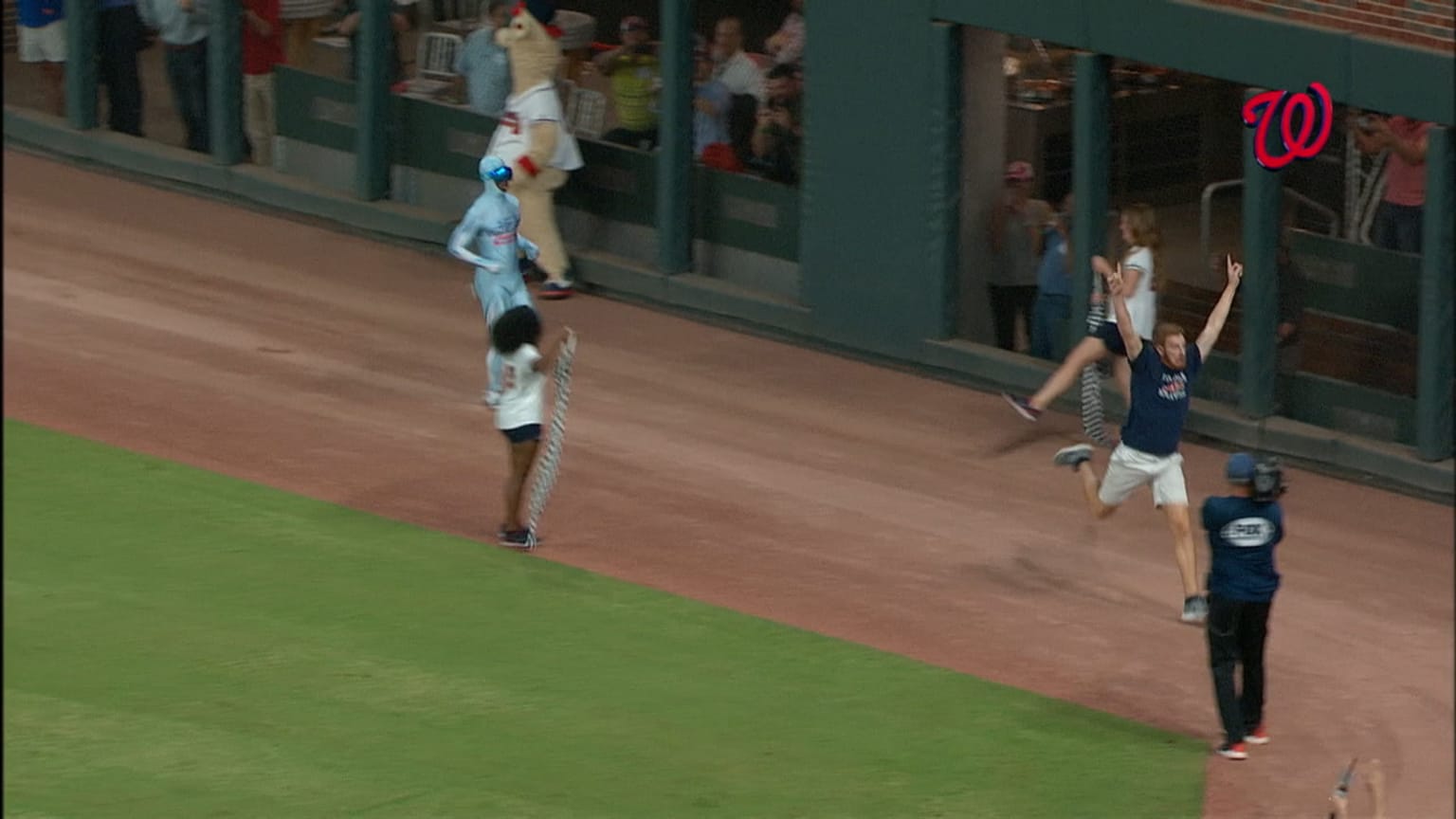 WSH@ATL: Fan beats The Freeze in a race | 05/29/2019 | Atlanta Braves