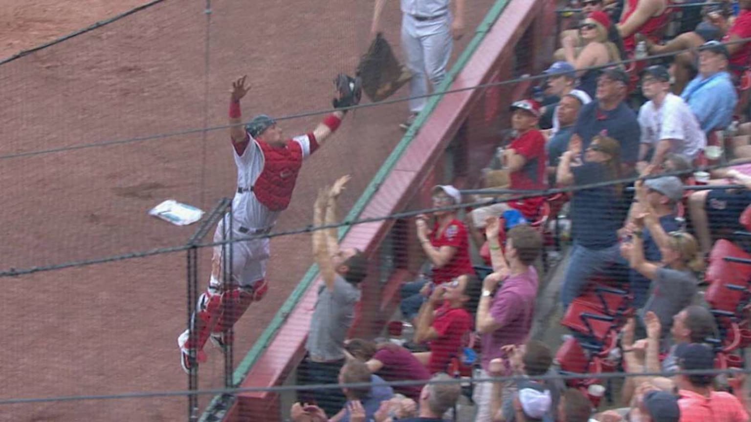 Vazquez's great jumping catch | 04/16/2017 | MLB.com