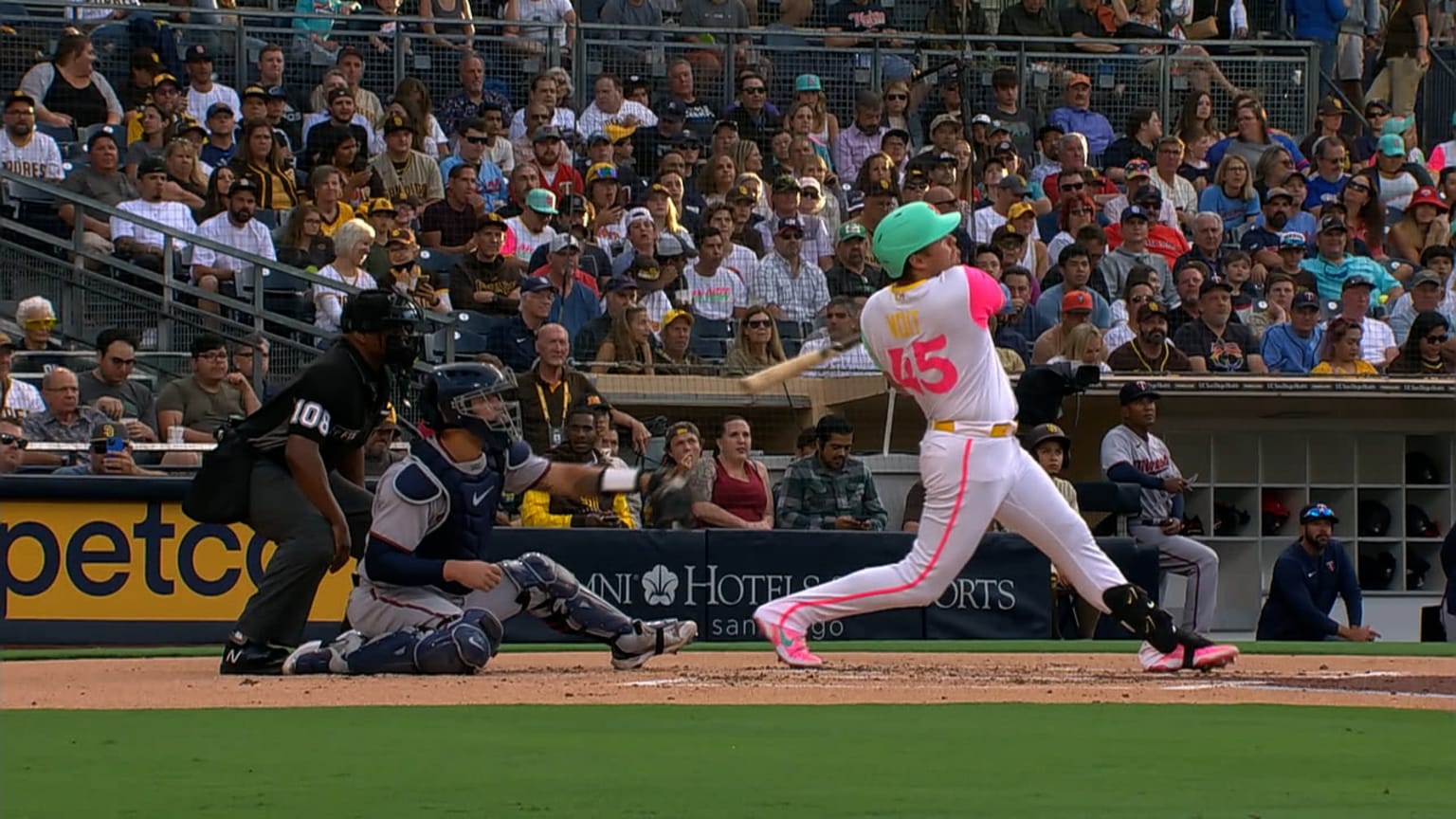 Luke Voit lifts 2-run shot | 07/29/2022 | San Diego Padres