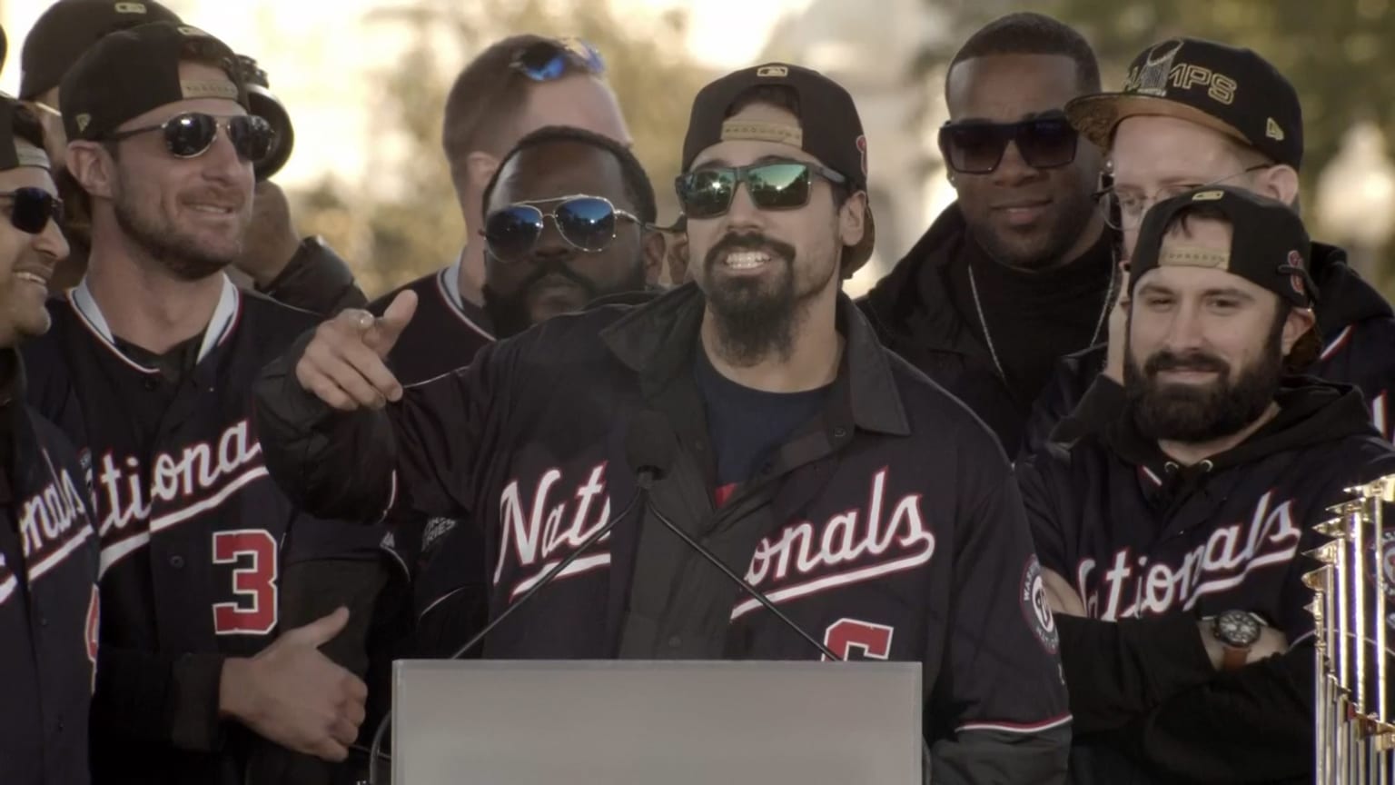 Rendon praises fans at parade | 11/02/2019 | Texas Rangers