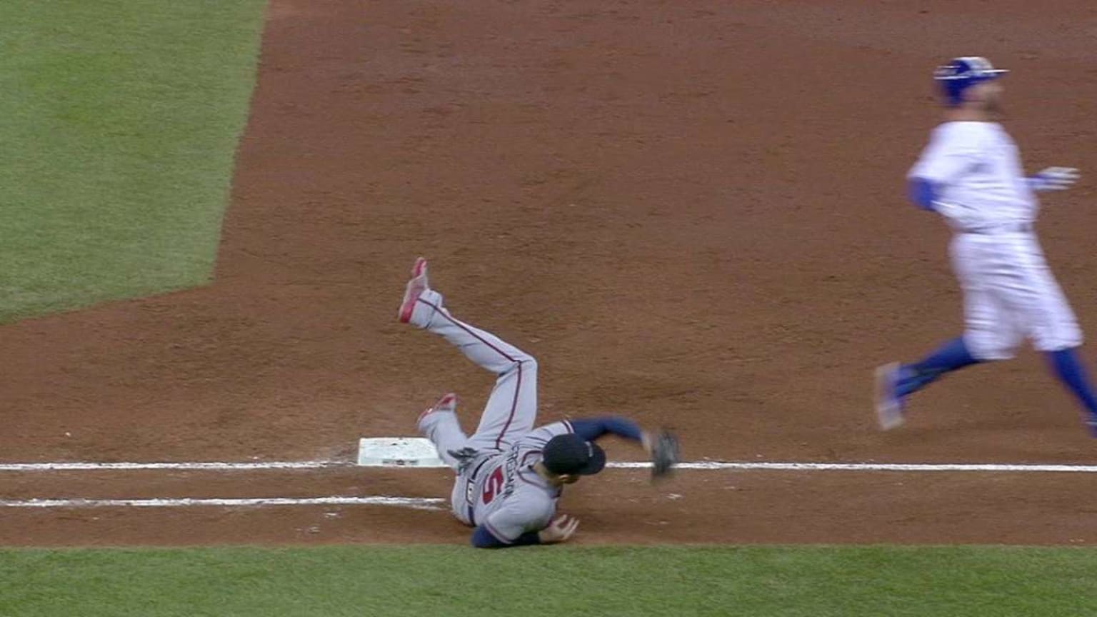 Freeman holds base while falling | 05/15/2017 | MLB.com