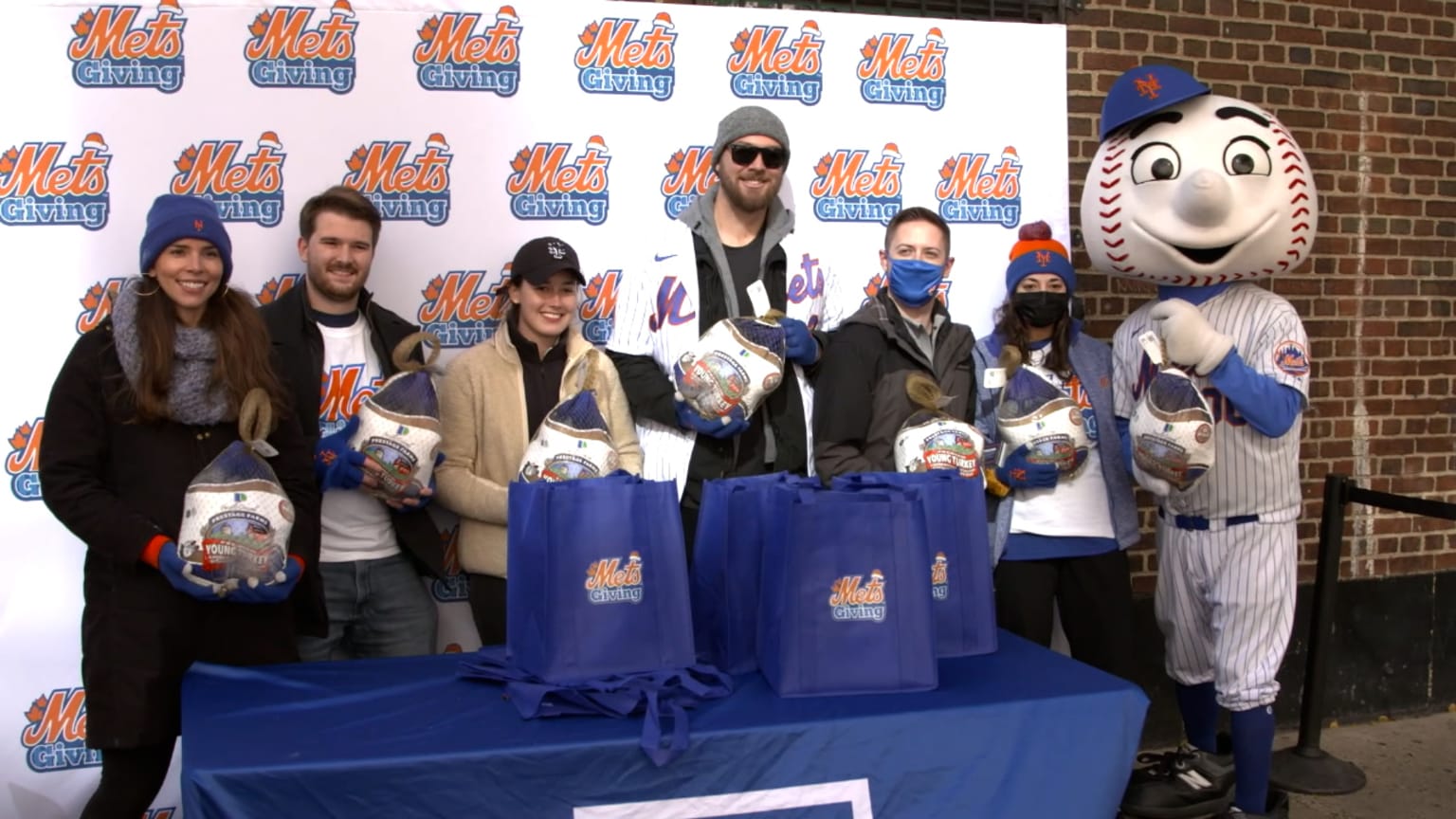 Mets Foundation helps give away turkeys across NYC | 22/11/2021 | Los ...
