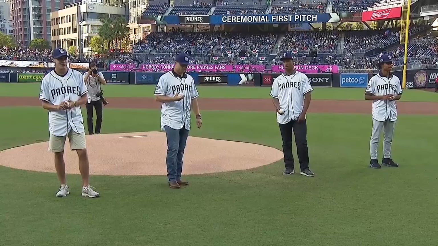 6/8/19: Ceremonial First Pitches | 08/06/2019 | Lasmayores.com