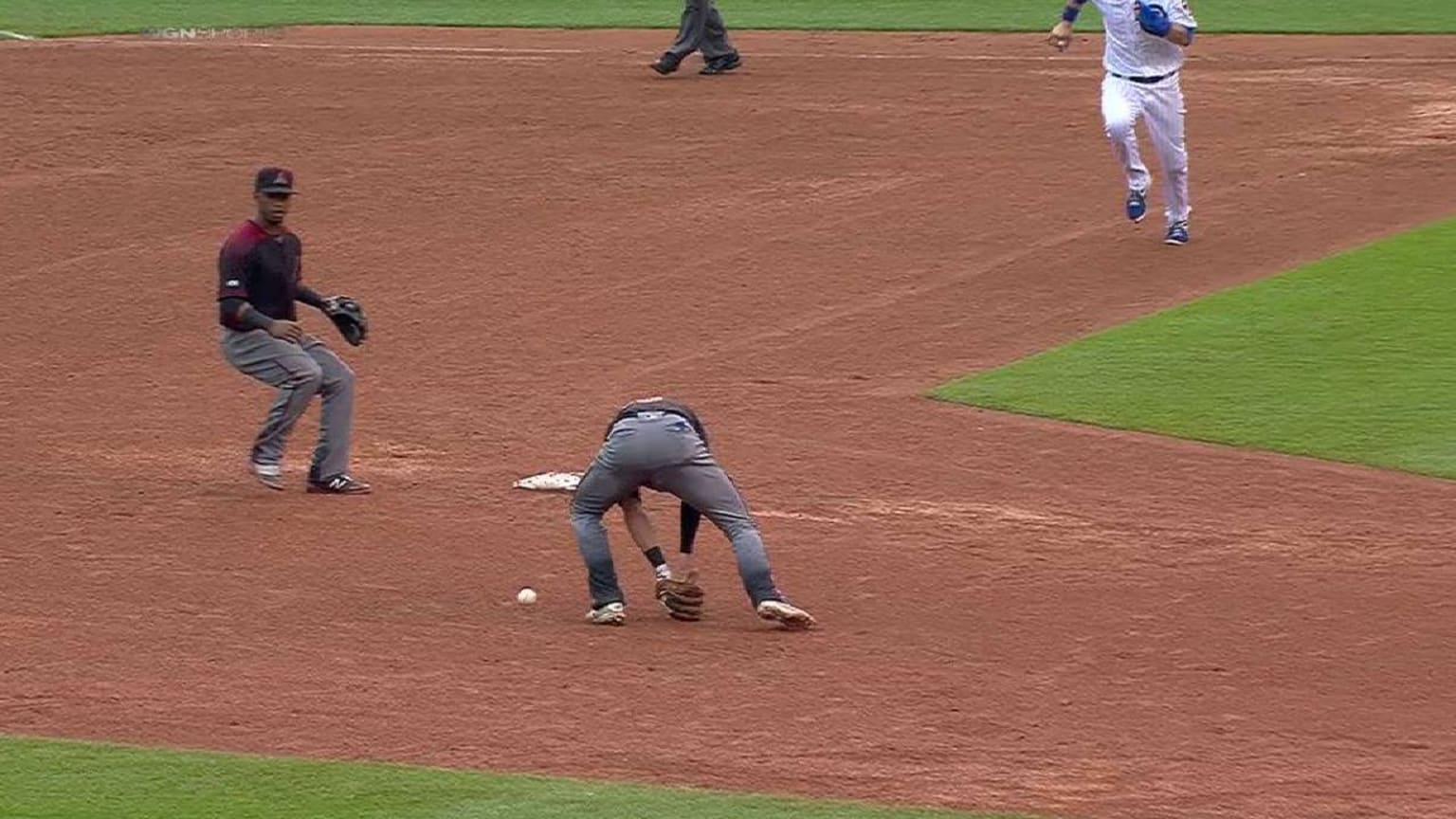 Javier Baez reaches on a force attempt, fielding error by shortstop ...