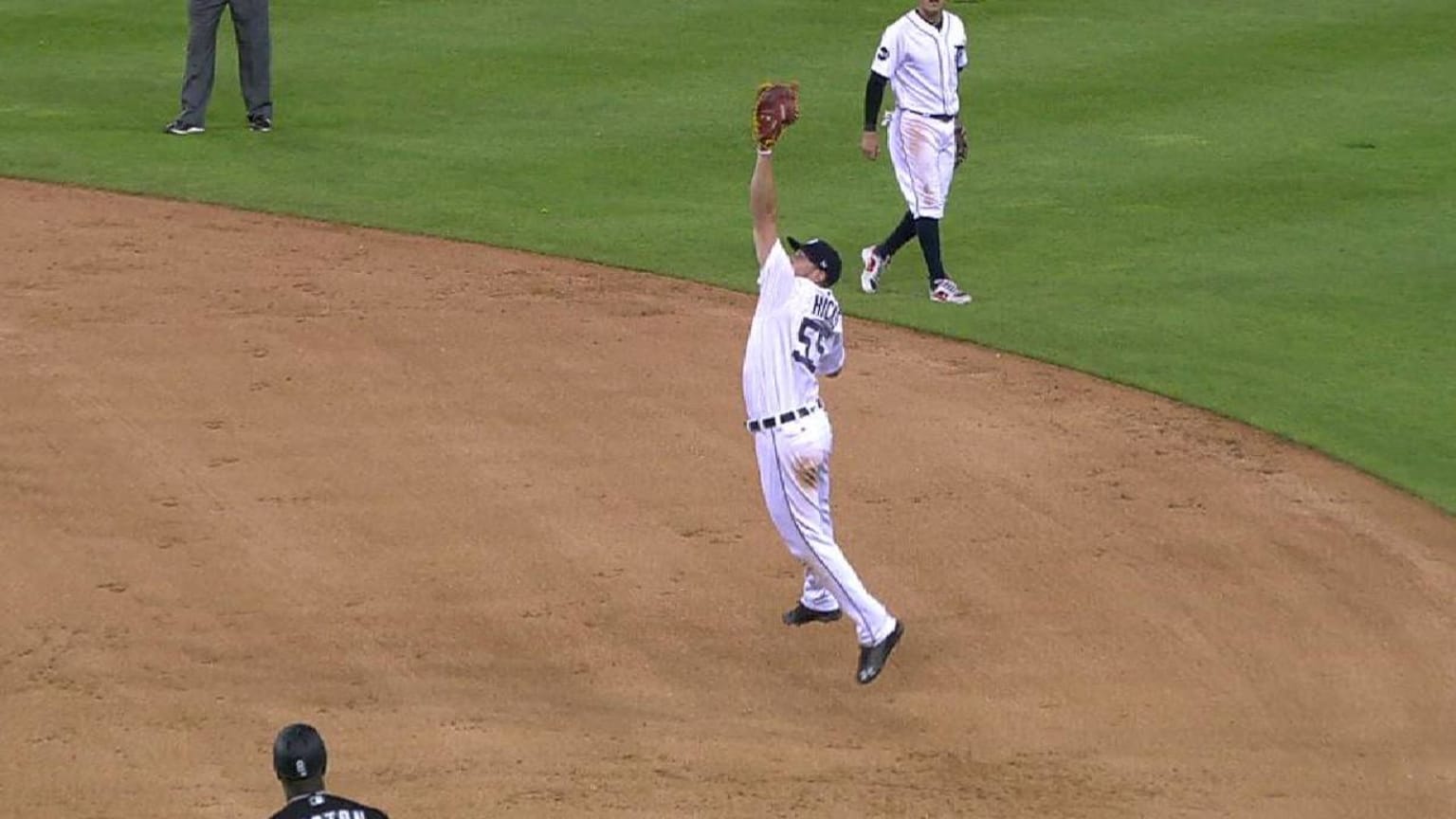 CWS@DET: Hicks robs Cabrera with jumping catch | 04/28/2017 | MLB.com