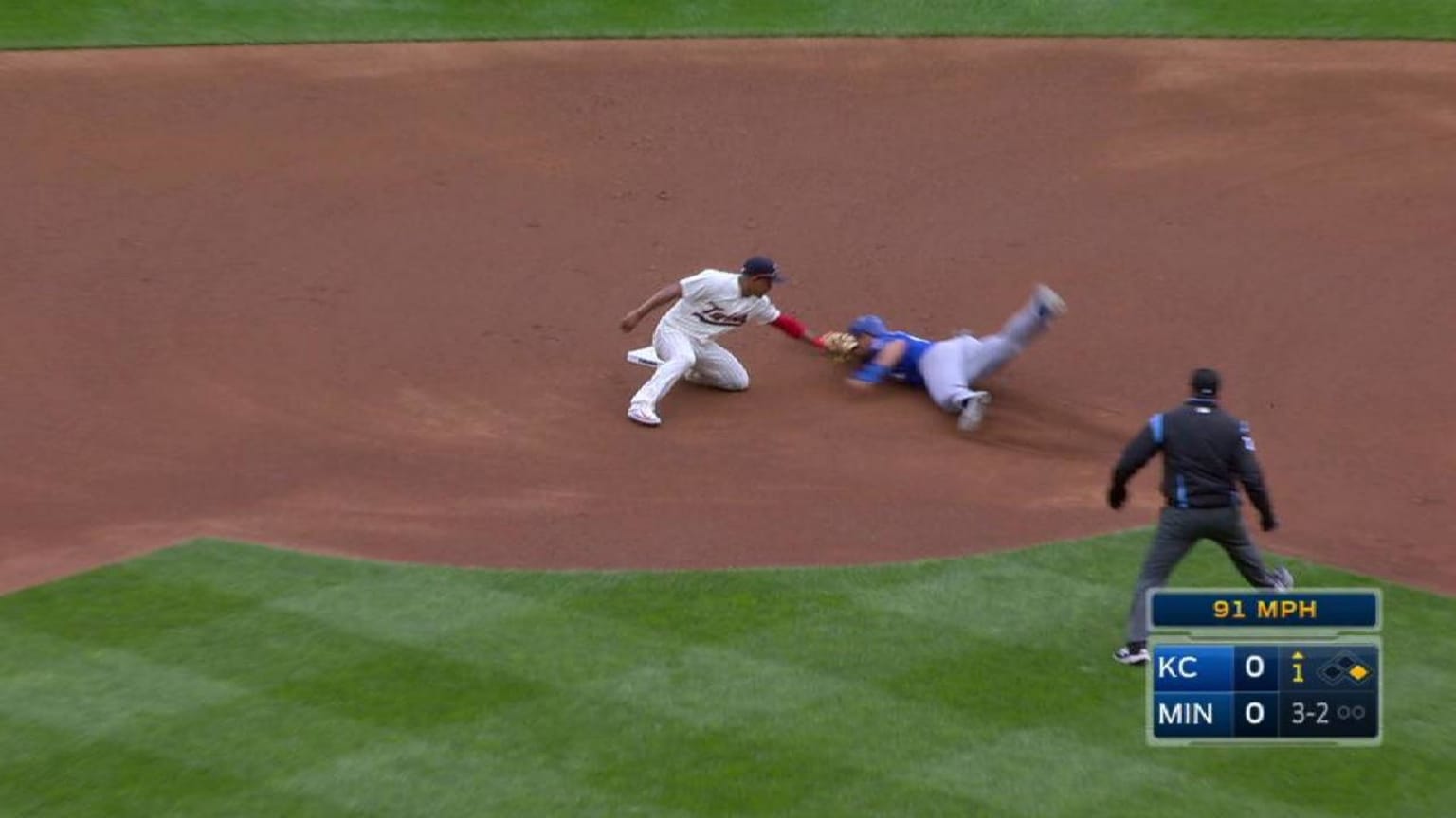 Castro cuts down Gordon for DP | 04/05/2017 | Minnesota Twins