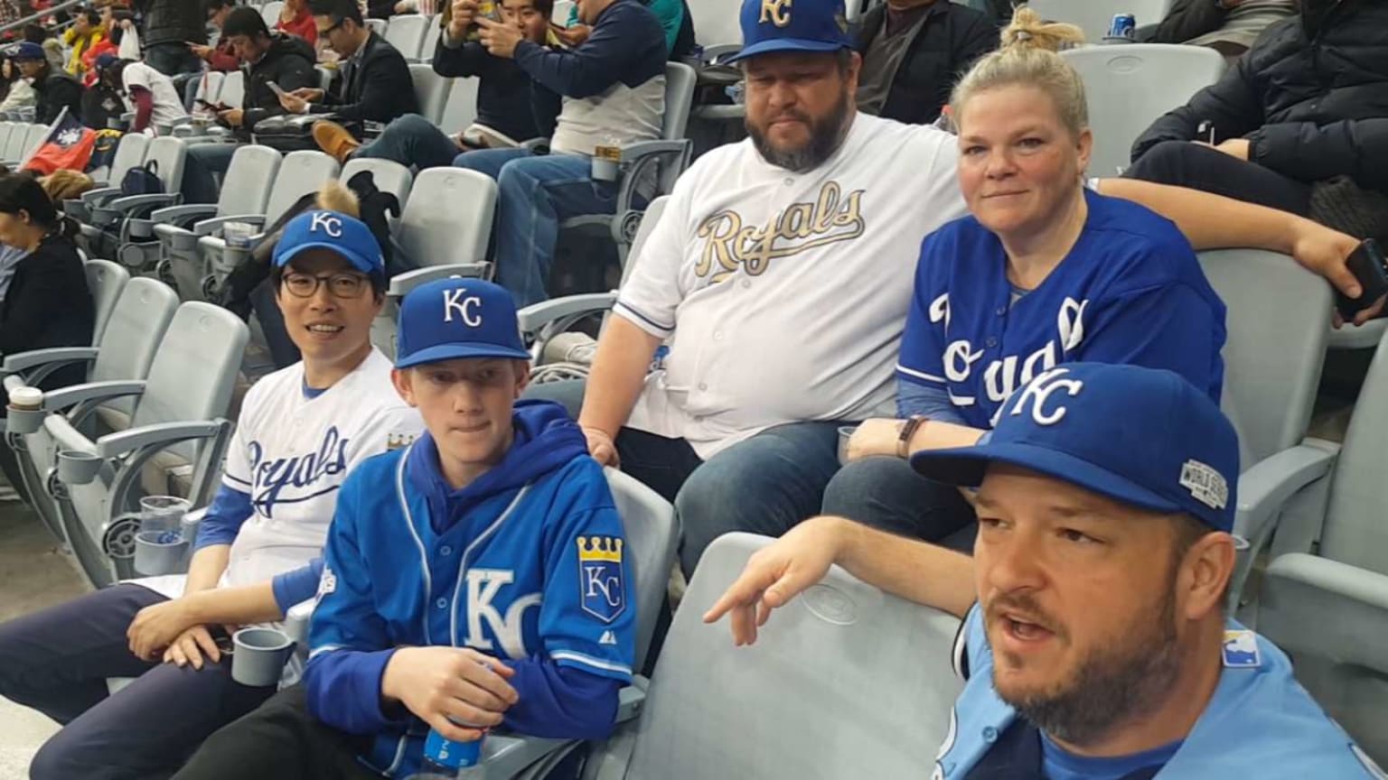 Royals superfan brings friends to Classic in Korea | 03/07/2017 ...