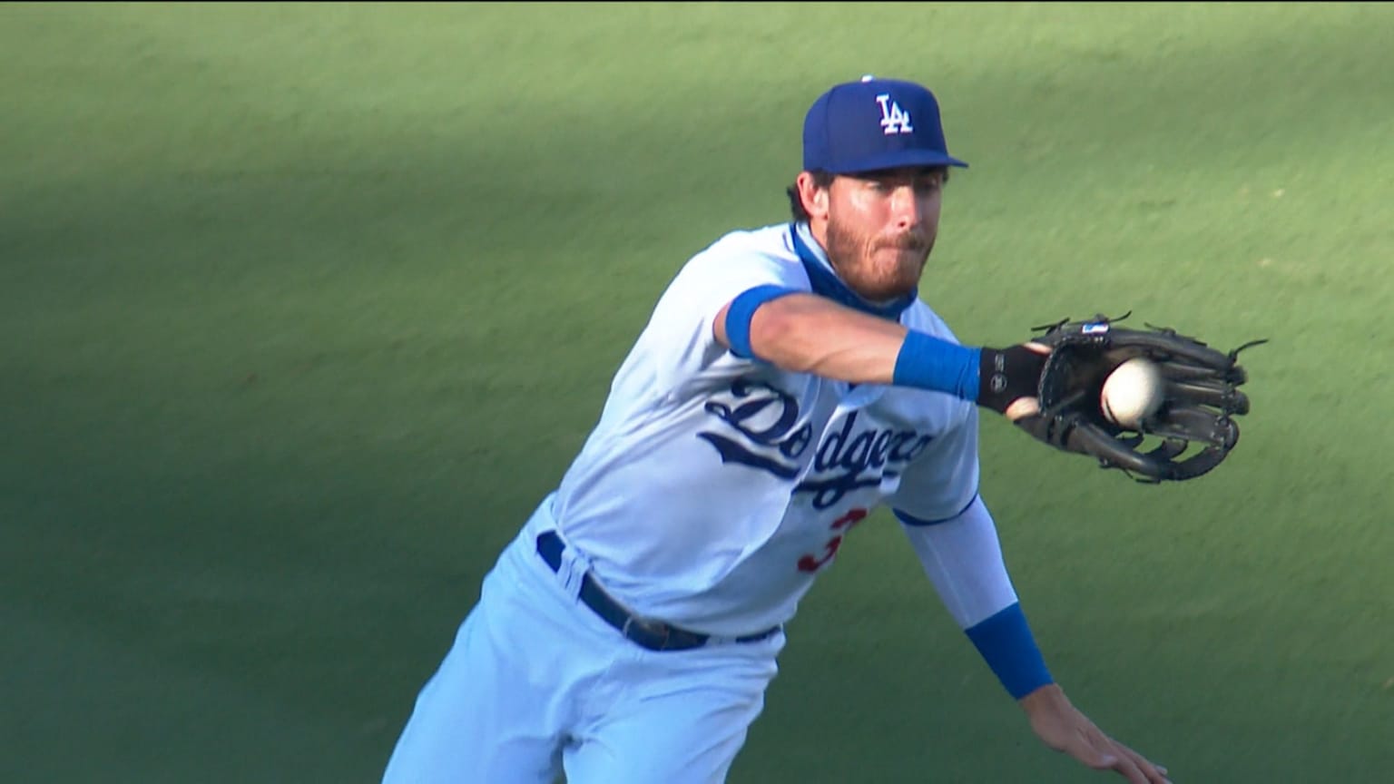Cody Bellinger makes sliding catch for first out | 08/08/2020 | Los ...