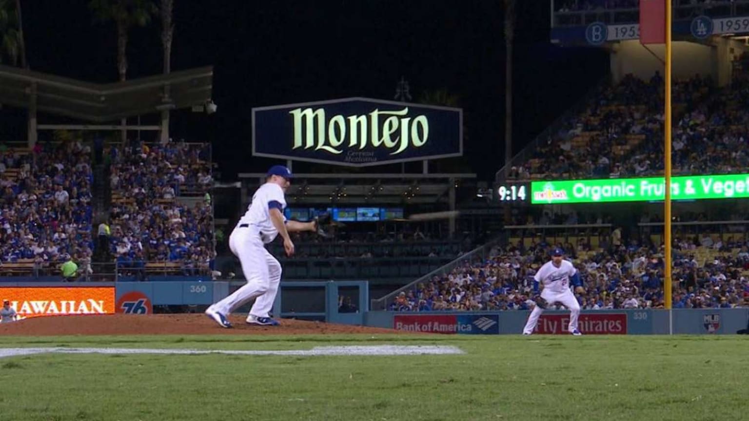COL@LAD: Stripling snags Raburn's line drive in 4th | 09/23/2016 | MLB.com