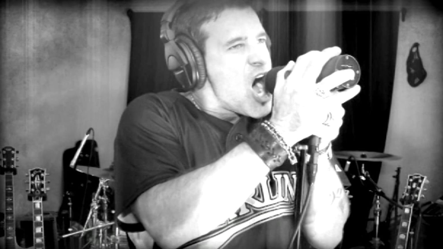 Scott Stapp performs 'Marlins Will Soar' | 04/22/2010 | MLB.com