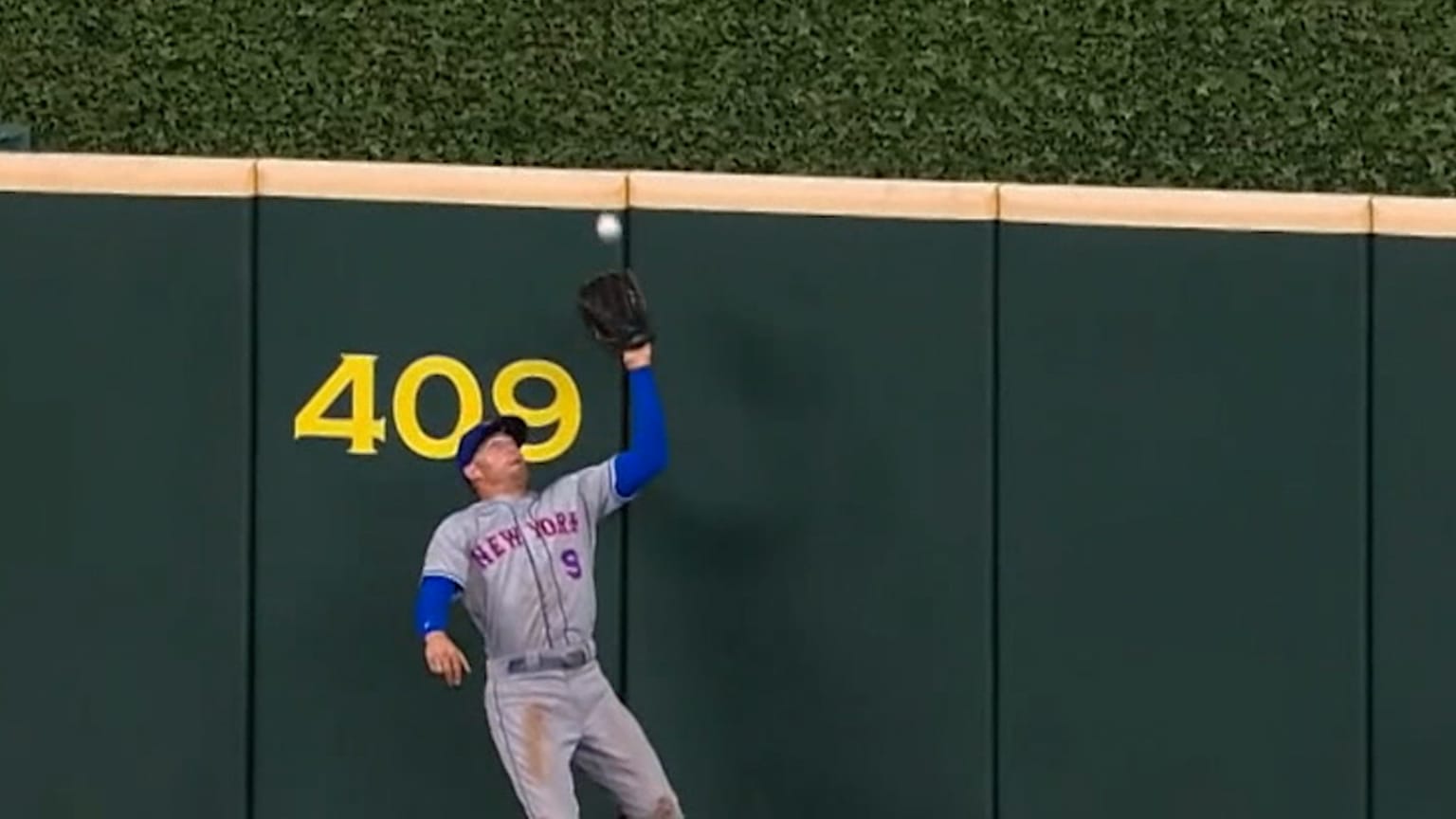 Brandon Nimmo's leaping catch | 06/21/2022 | New York Mets