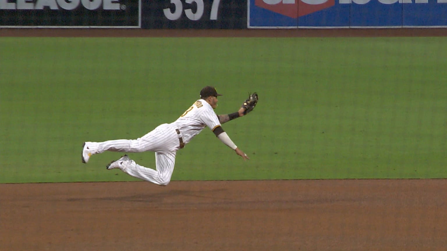 Manny Machado lays out to rob Mookie Betts of a hit | 09/15/2020 ...