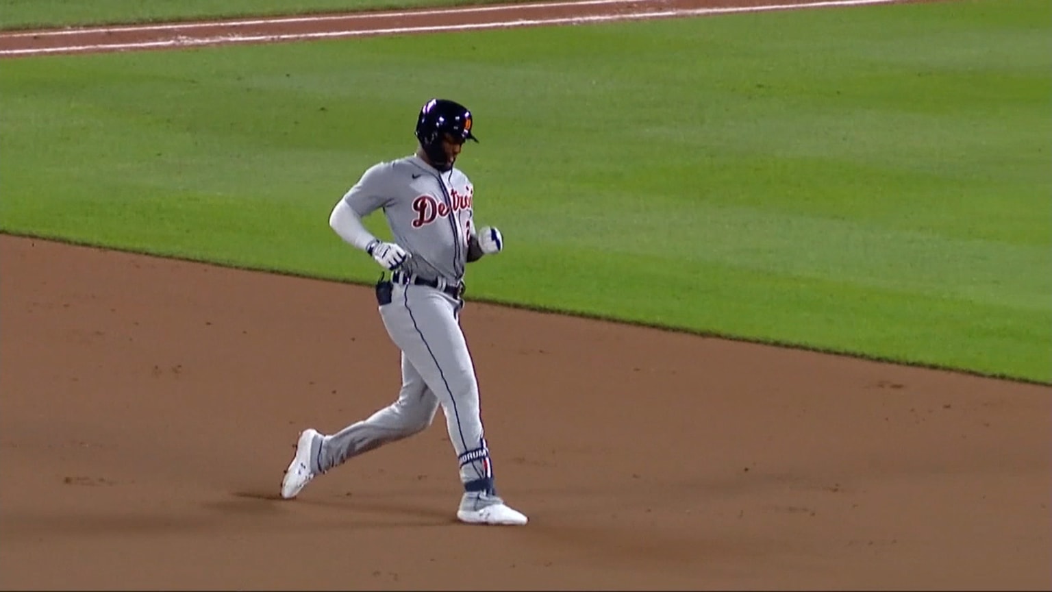 Niko Goodrum leaves the game in the 5th | 08/11/2021 | MLB.com