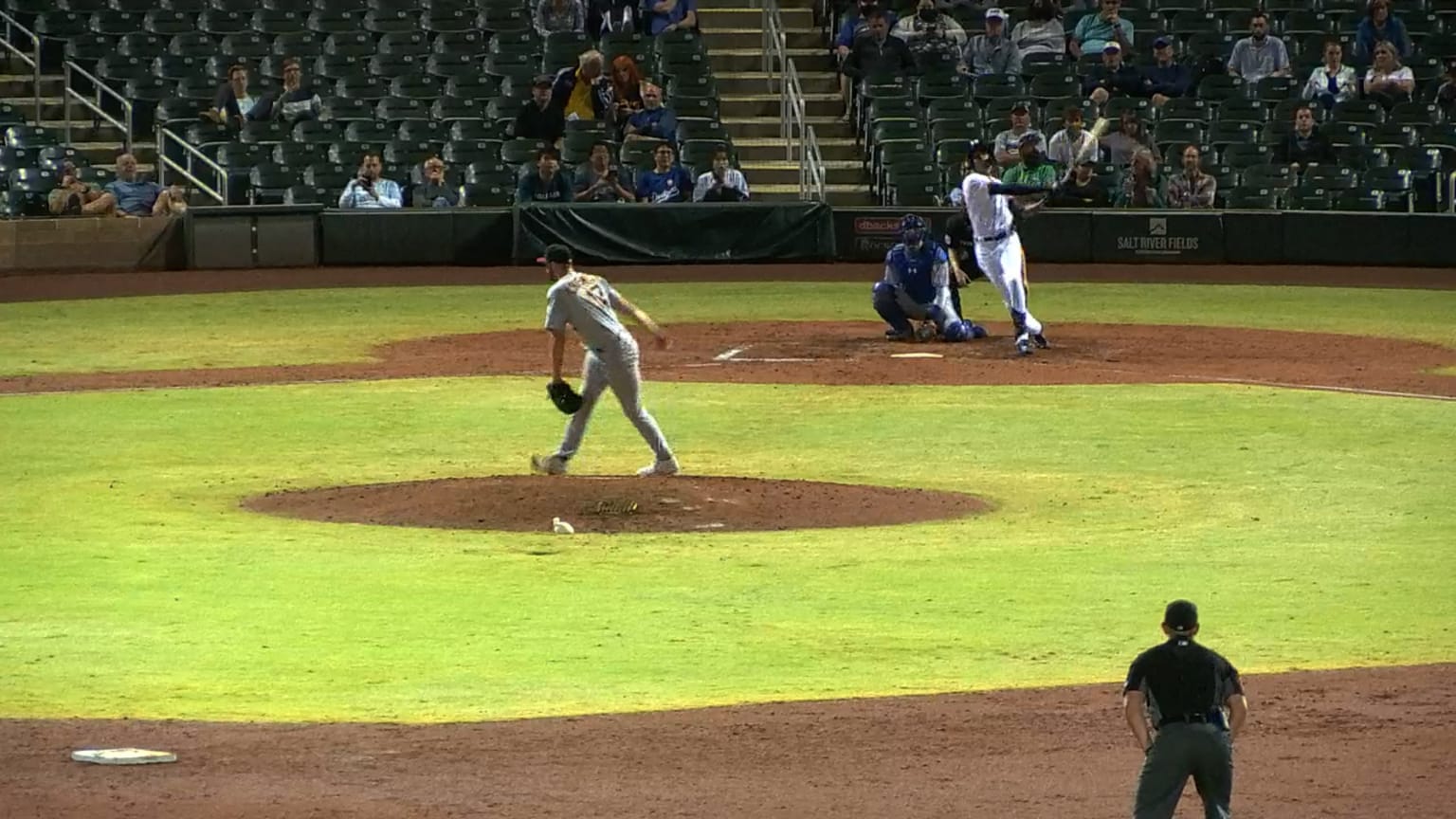 Eric De La Rosa clubs a home run in the 4th inning | 23/10/2021 | Los ...