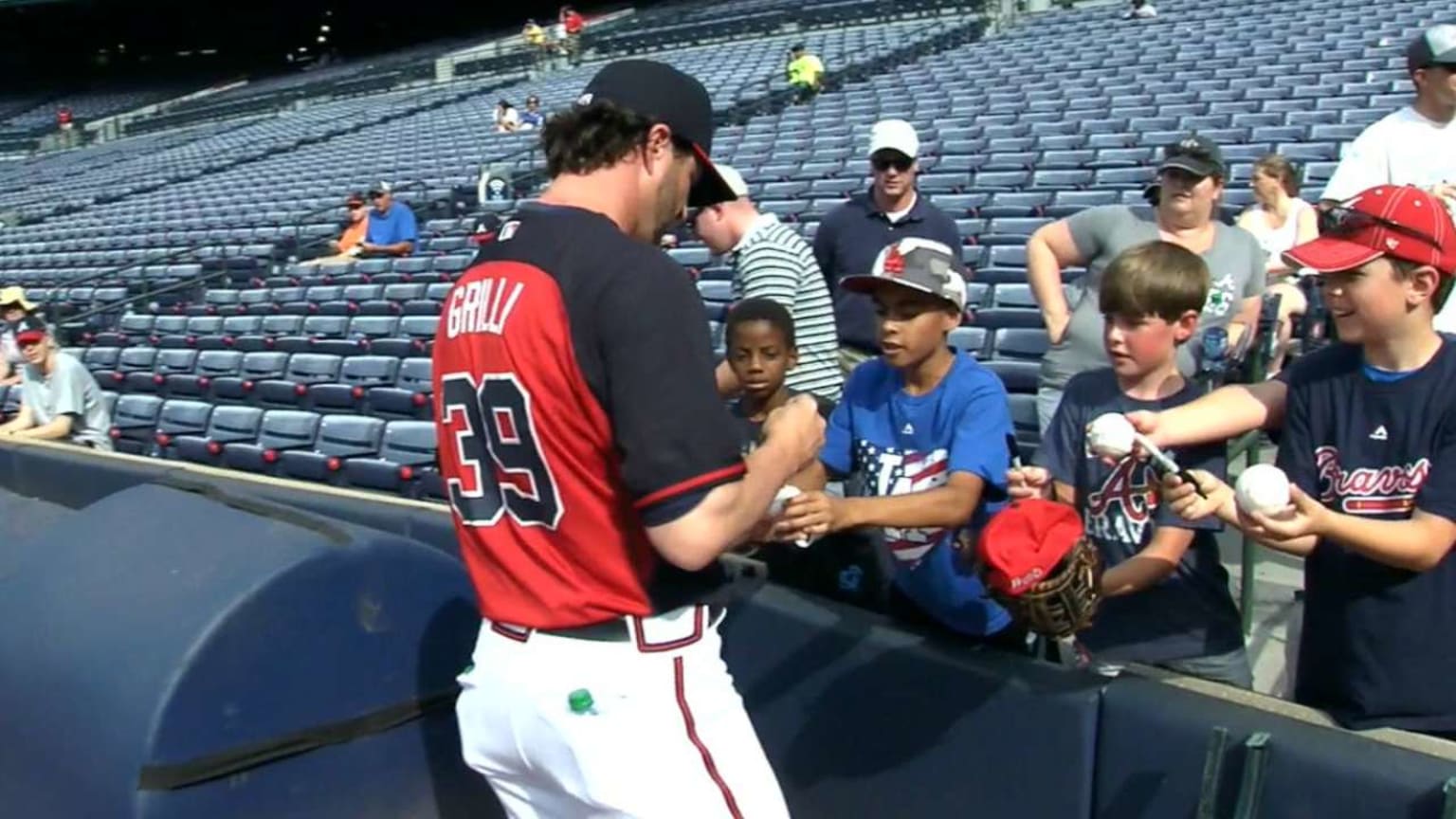 SF@ATL: Grilli signs autographs before being traded | 05/31/2016 ...