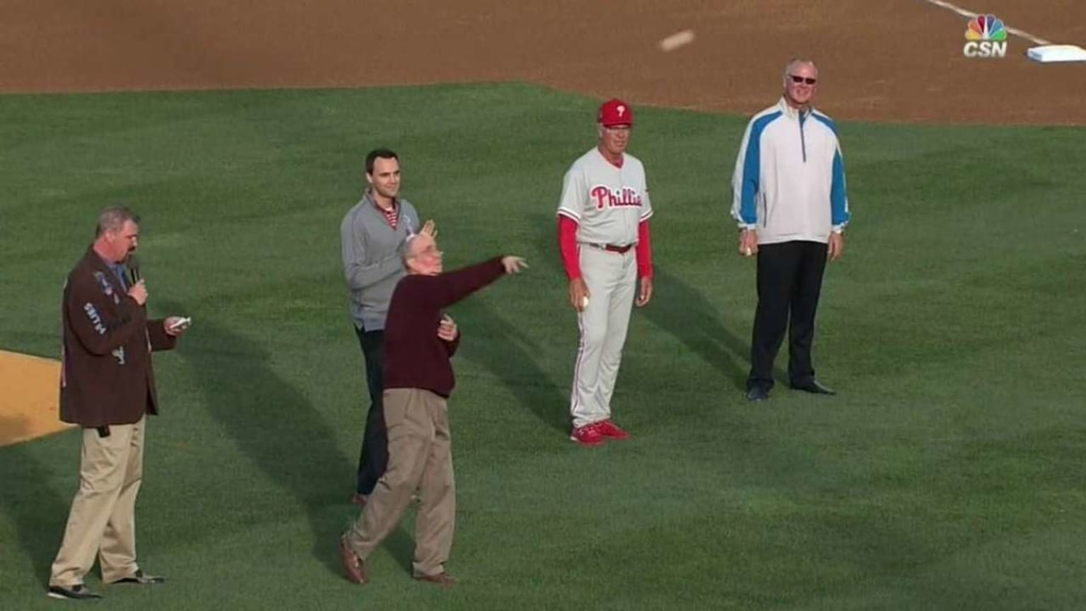 PHI@PFS: Phillies staff throws out the first pitches | 03/31/2016 | MLB.com
