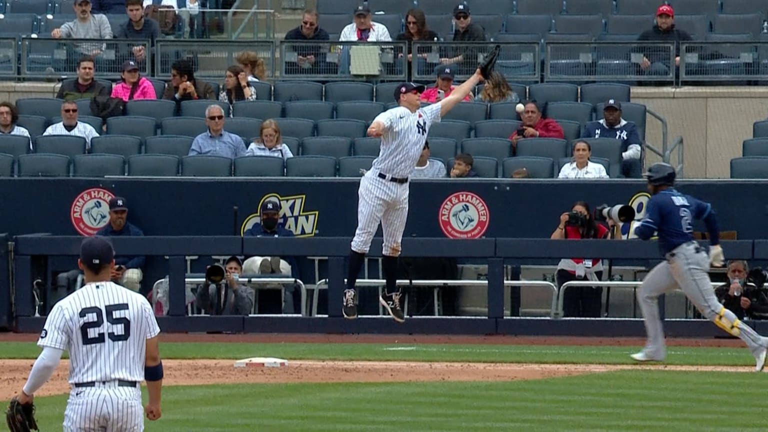 Torres sails the ball over LeMahieu in the 6th | 05/31/2021 | MLB.com