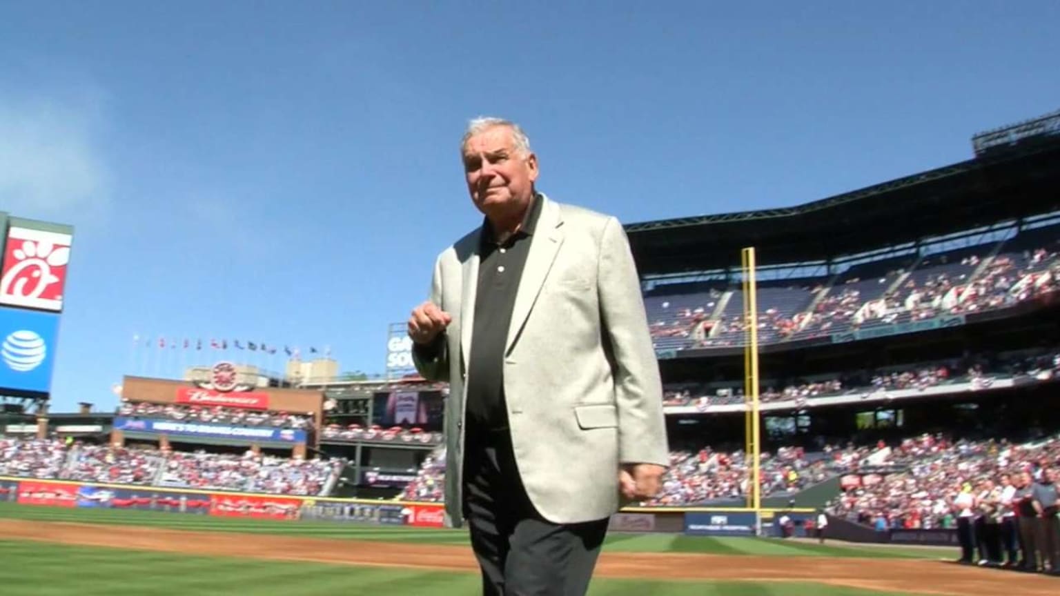 Bobby Cox throws first pitch | 04/04/2016 | MLB.com