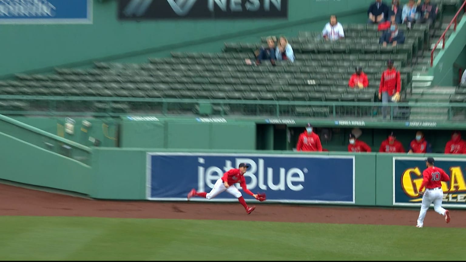 Hernández makes a fine shoestring catch | 04/25/2021 | Boston Red Sox