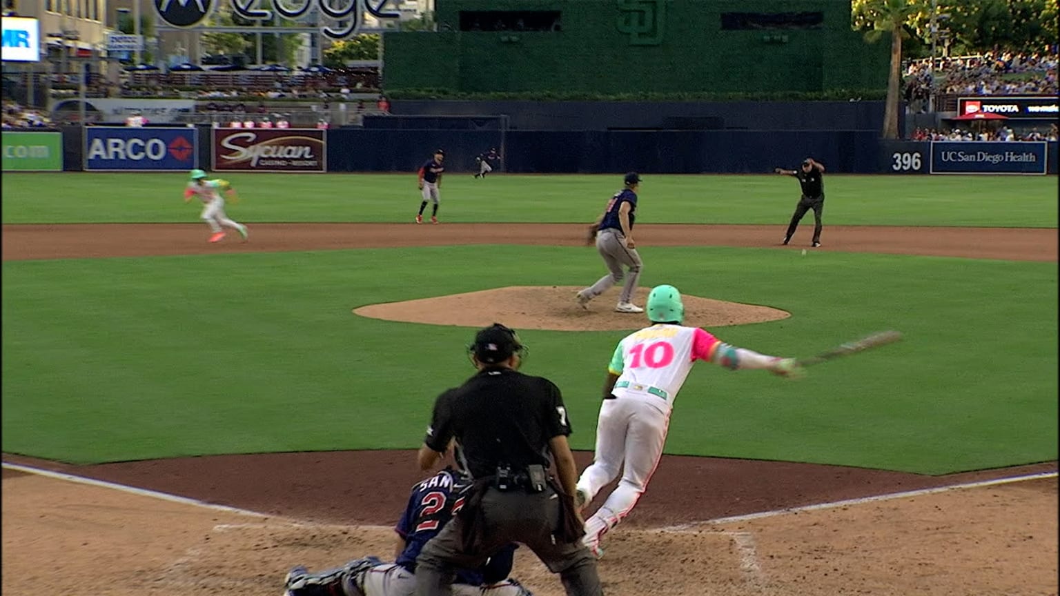 Jerry Layne is hit by a line drive off Profar's bat | 07/30/2022 | Los ...