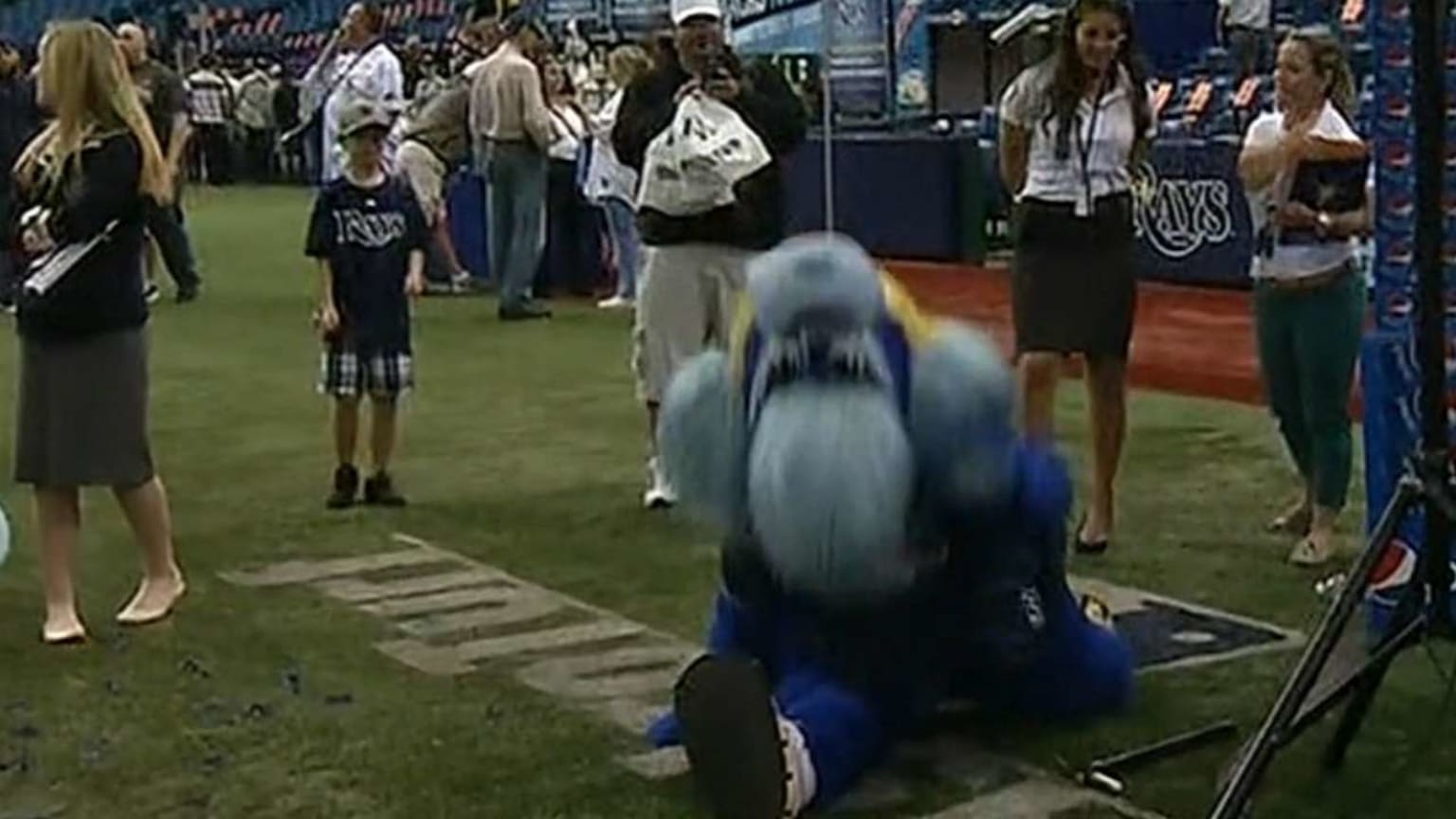 Raymond puts dance moves on display at Fan Fest | 02/22/2015 | Chicago ...