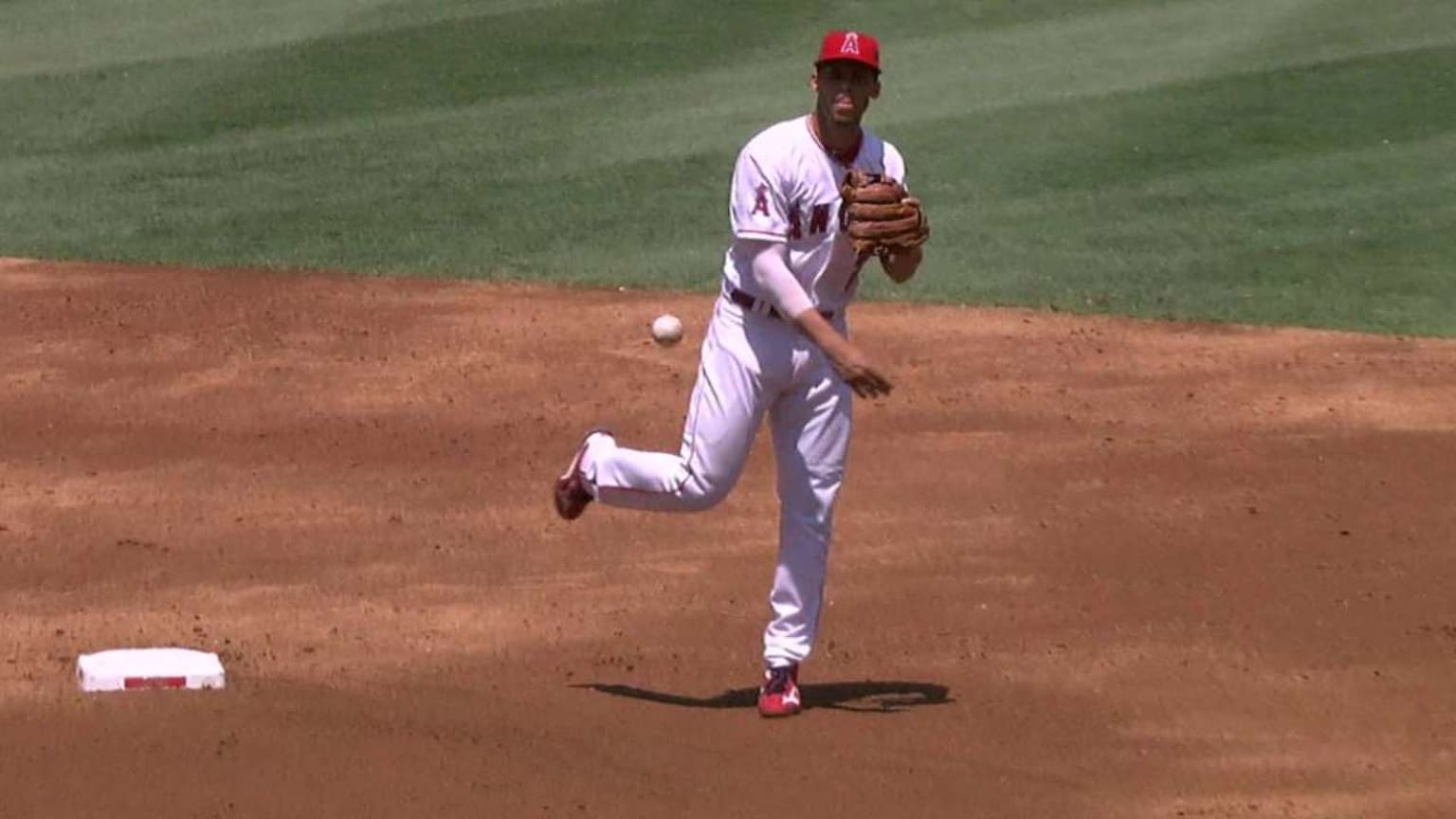 NYY@LAA: Pennington begins a double play | 08/21/2016 | Los Angeles Angels