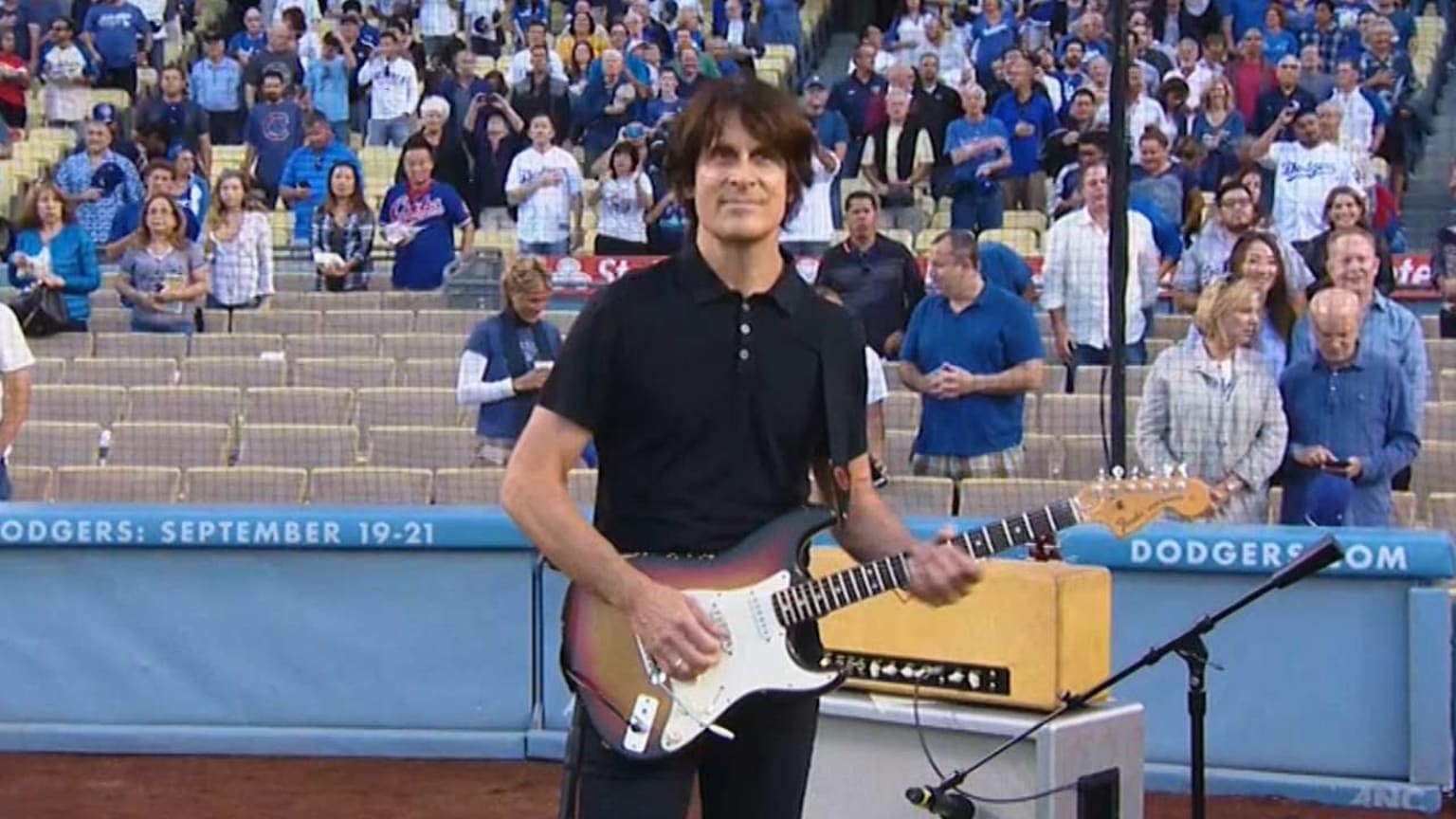 Rusty Anderson plays national anthem | 08/26/2016 | Los Angeles Dodgers