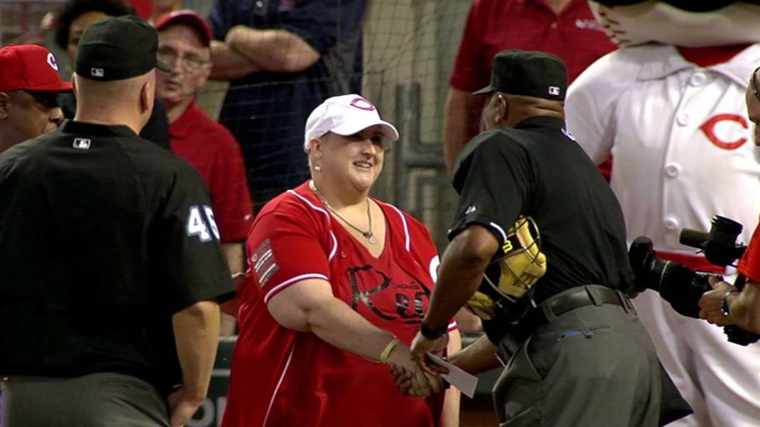 ATL@CIN: Broadcast discusses Reds' honorary bat girl | 05/11/2015 | MLB.com